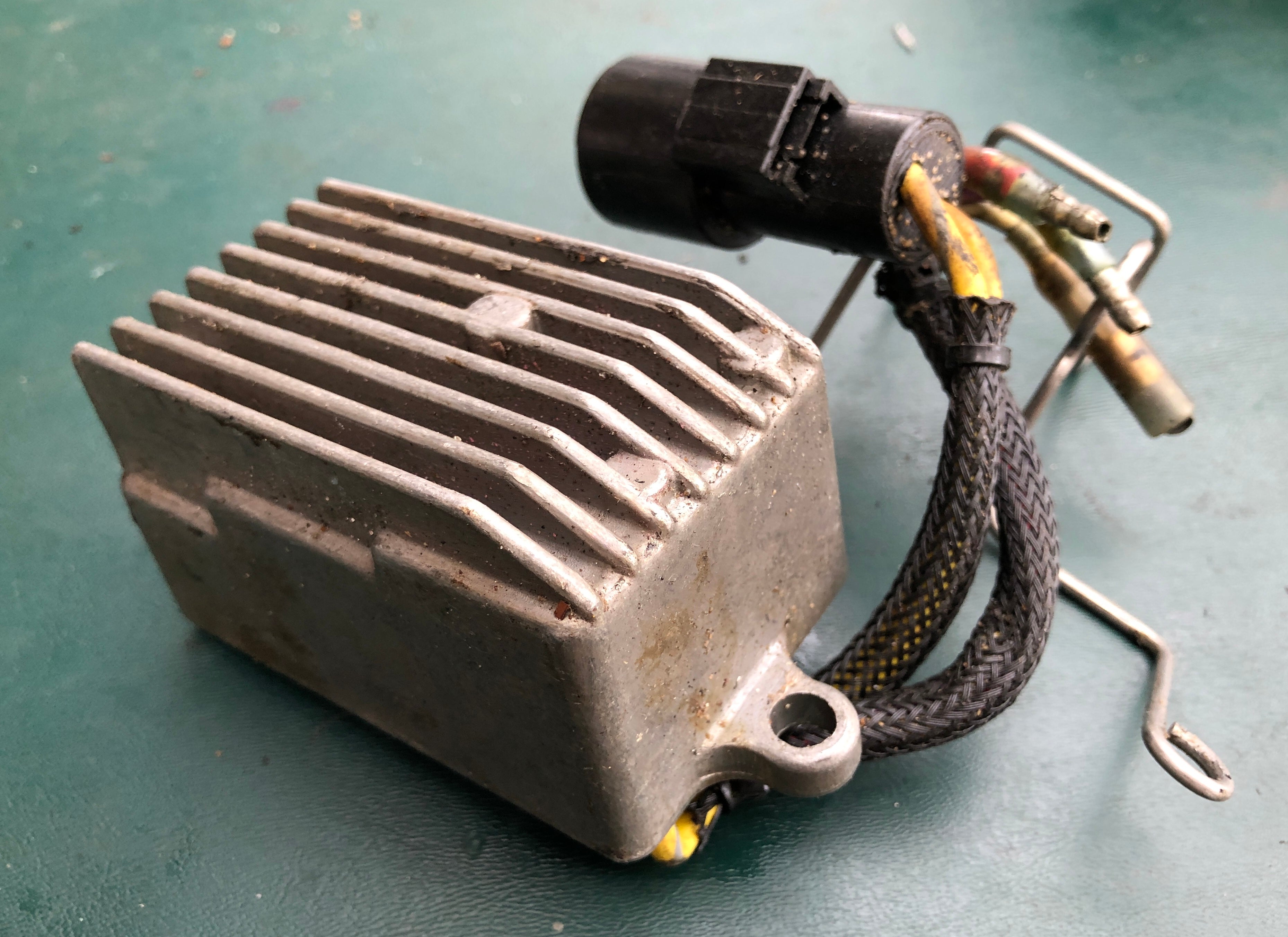 25 HP Johnson Evinrude Voltage Regulator Rectifier 584890 0584890 OMC ...